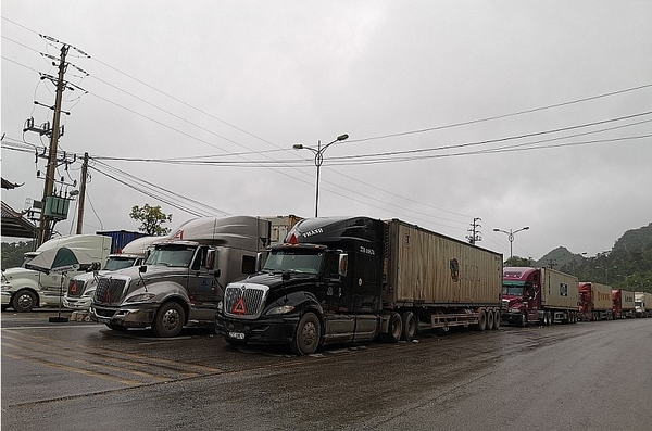 LANG SON: GOODS RUSHING TO BORDER GATE INCREASES SHARPLY, POTENTIAL RI KEN LOGISTICS