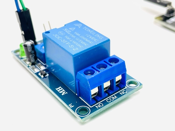 cảm biến độ ẩm đất có relay – https://dientubachviet.com/