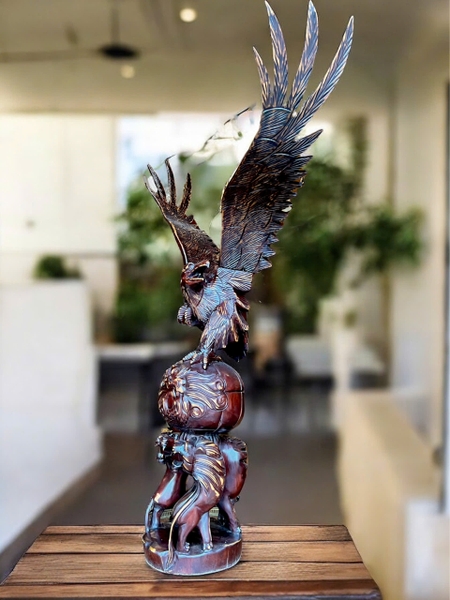 Tượng gỗ Châu Âu Đại bàng tung cánh Queendecor.vn