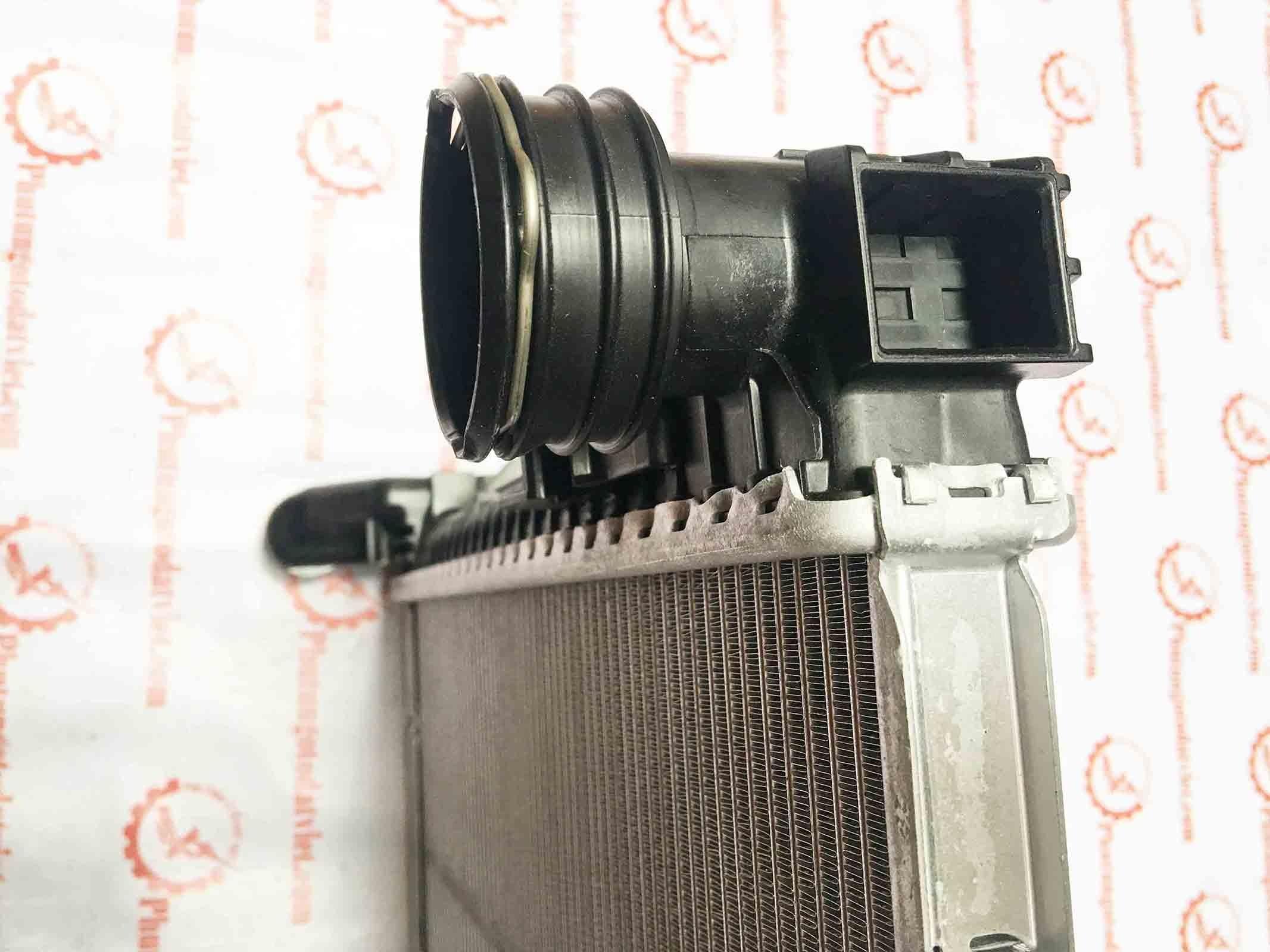 Két nước làm mát Mercedes Chính hãng - 2045004303