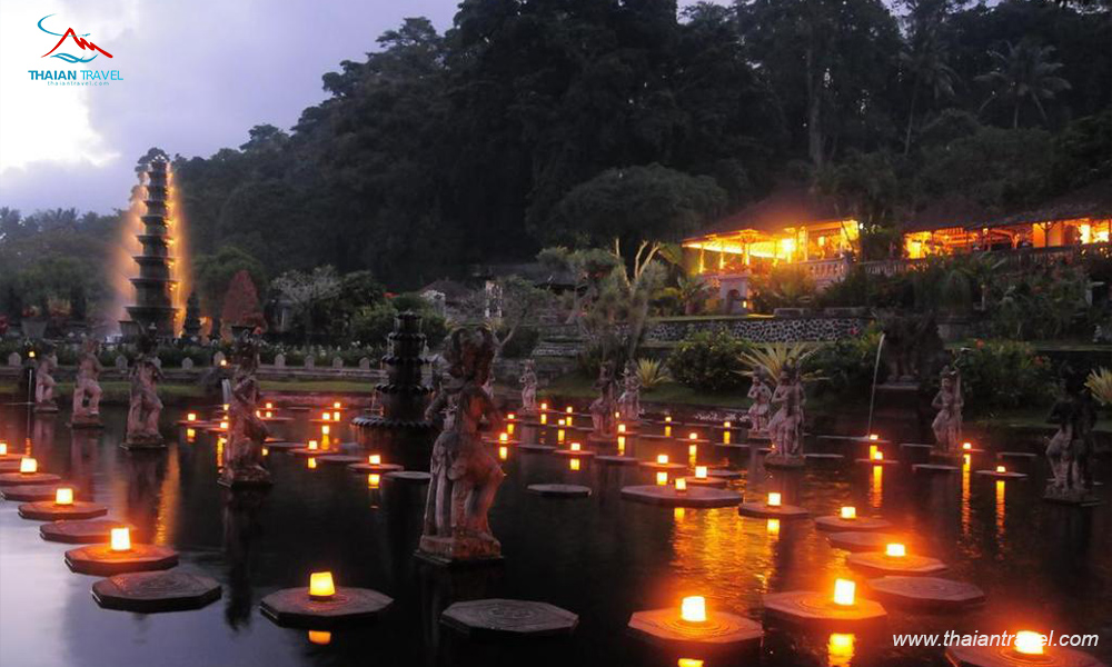 Khám phá cung điện nước Tirta Gangga cổ kính với đàn cá Koi khổng lồ ...