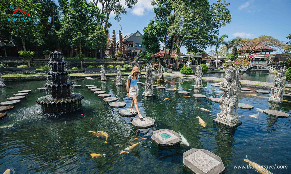Khám phá cung điện nước Tirta Gangga cổ kính với đàn cá Koi khổng lồ ...