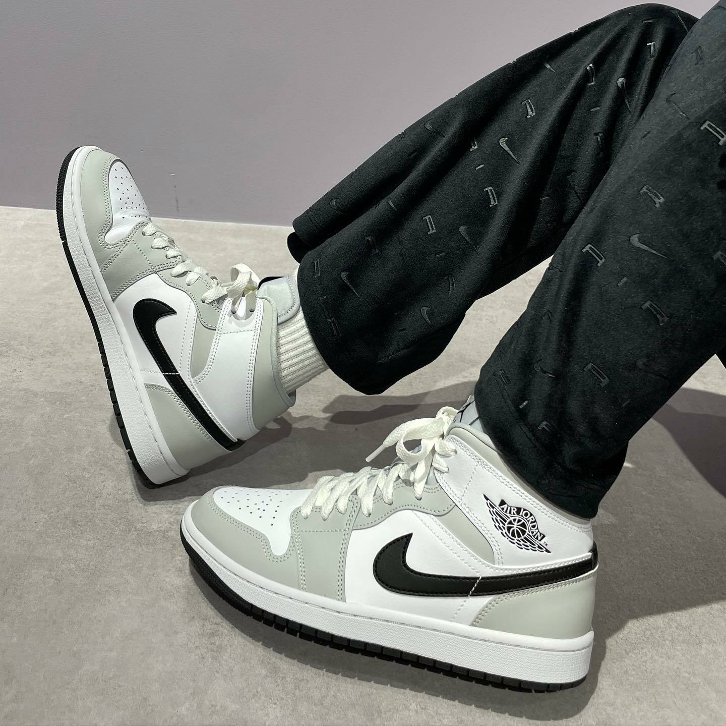 Giày Nike Wmns Air Jordan 1 Mid 'Light Smoke Grey' BQ6472-015 – Uspox ...