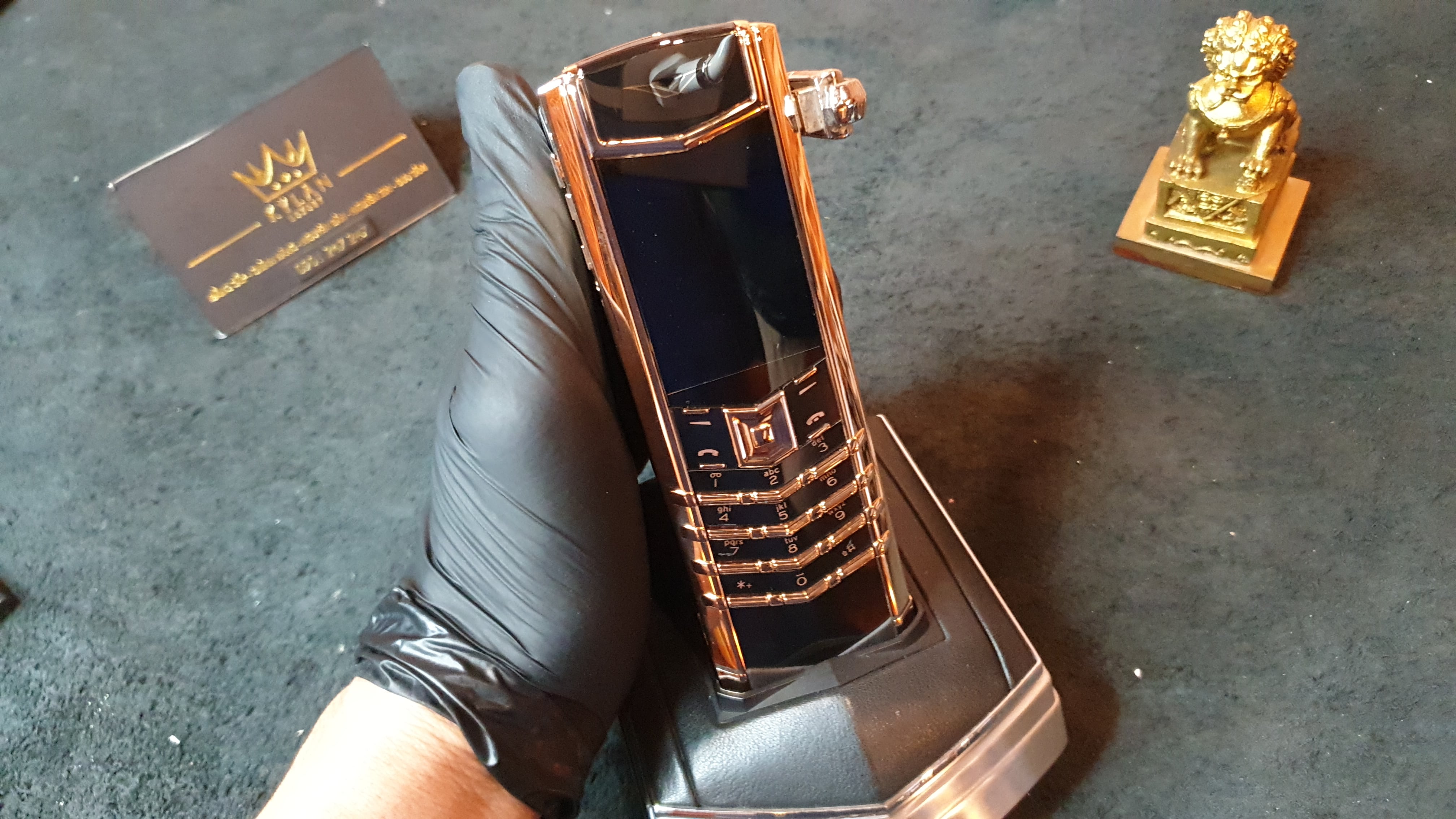 Tổng hợp 3 mẫu điện thoại Vertu Signature S Gold được yêu thích nhất t ...