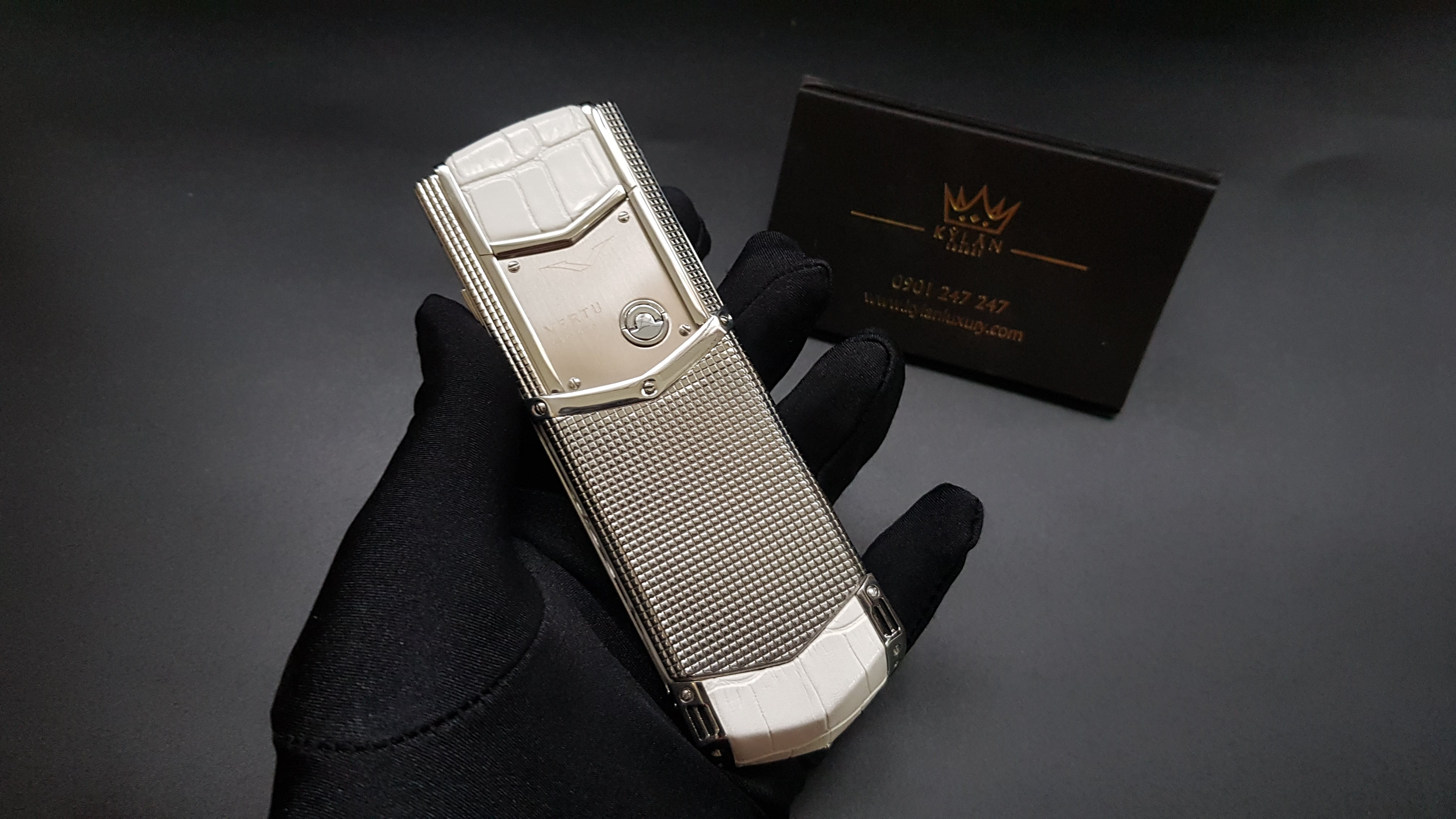 Khám phá chiếc điện thoại Vertu Signature S White Cloud De Paris | Kỳ ...