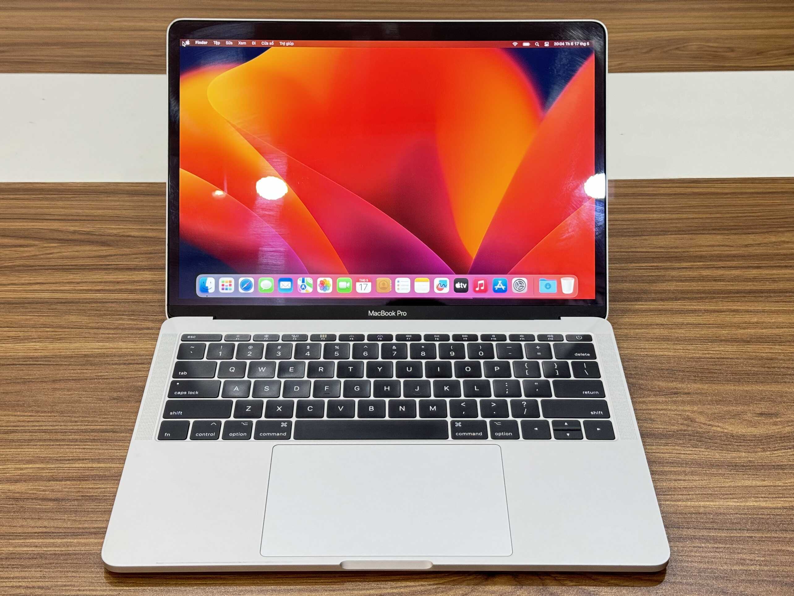 Apple MacBook Pro 2017 A1708 シルバー Core i7 7660U 2.5GHz Apple MacBook Pro 2017 A1708 シルバー Core i7 7660U 2.5GHz