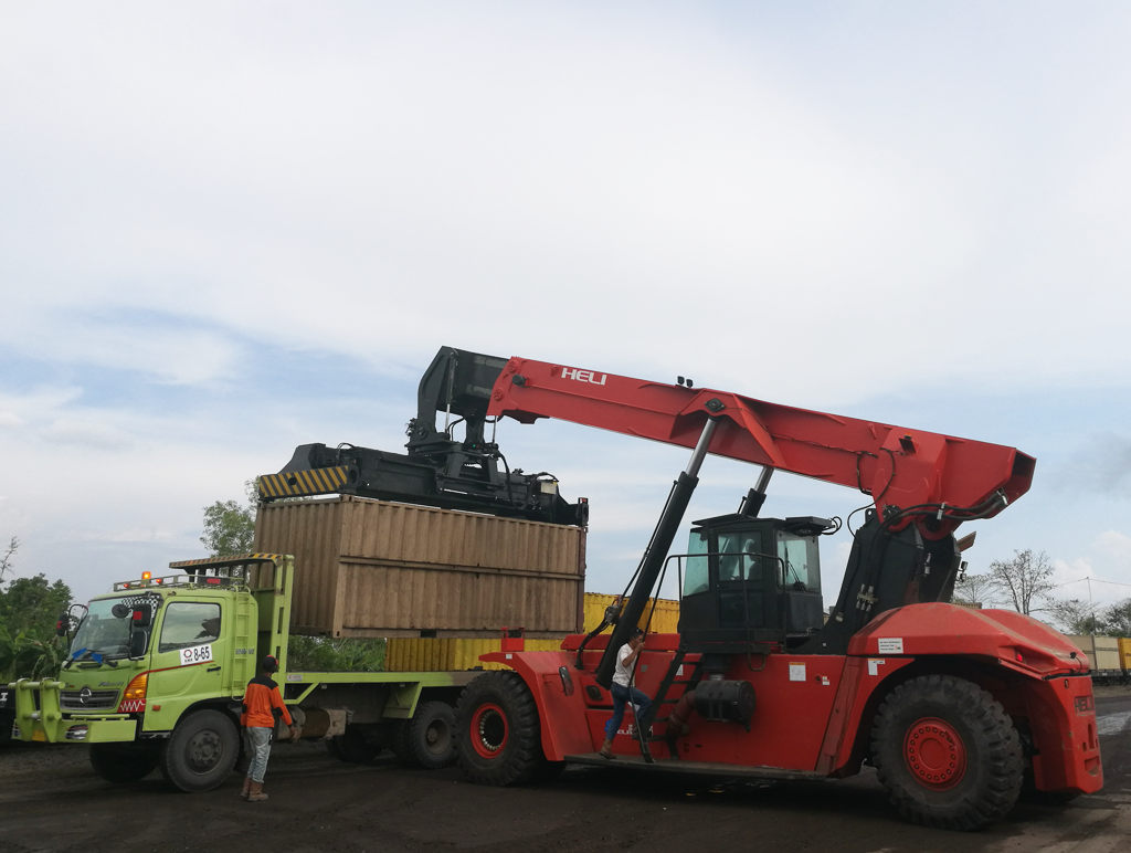 Xe Nâng Gắp Container 45 Tấn - Reach Stacker Heli - Xe Nâng Heli