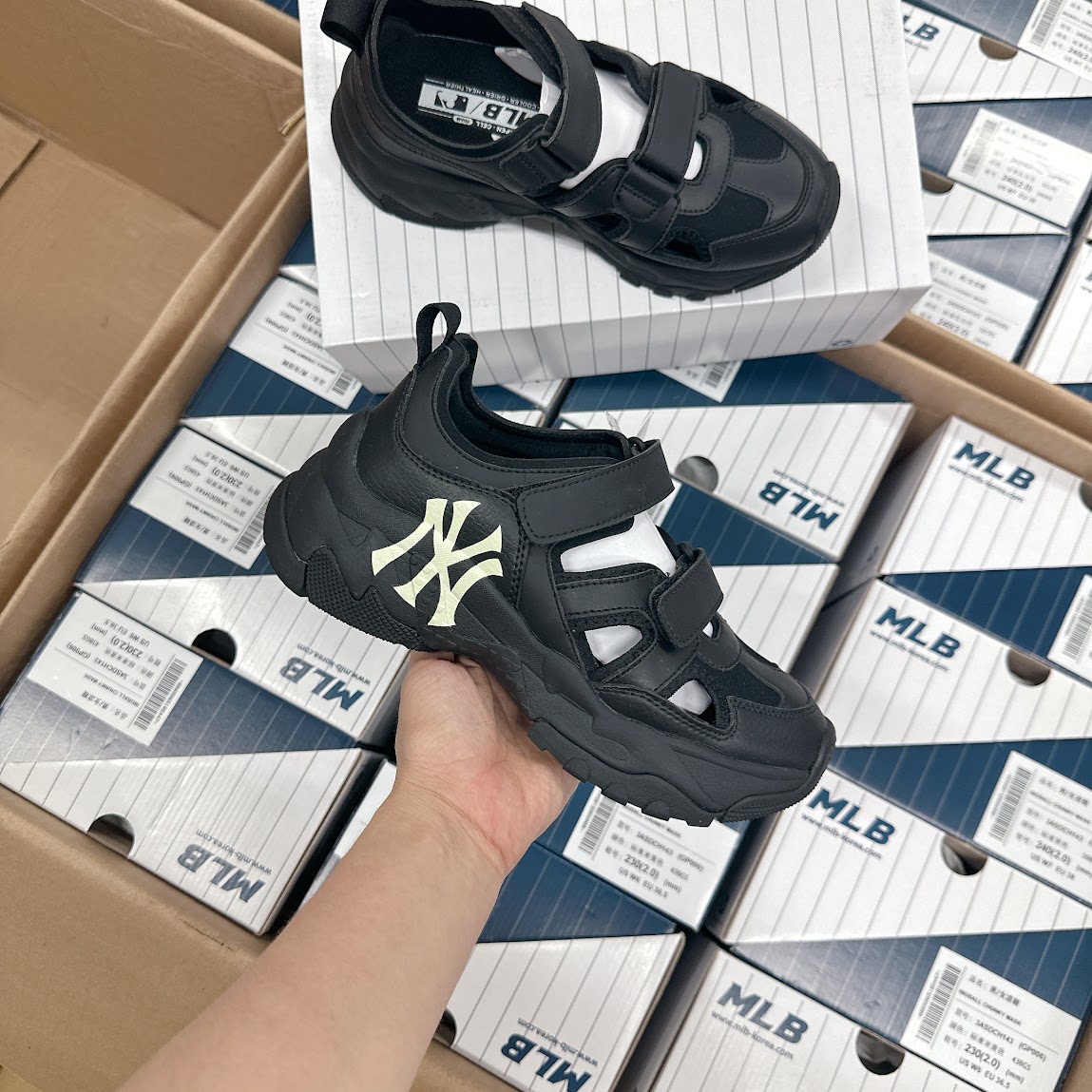 Sục MLB Big Ball Chunky Mask New York Yankees Màu Đen [ 3ASDCH133-50BKS ...