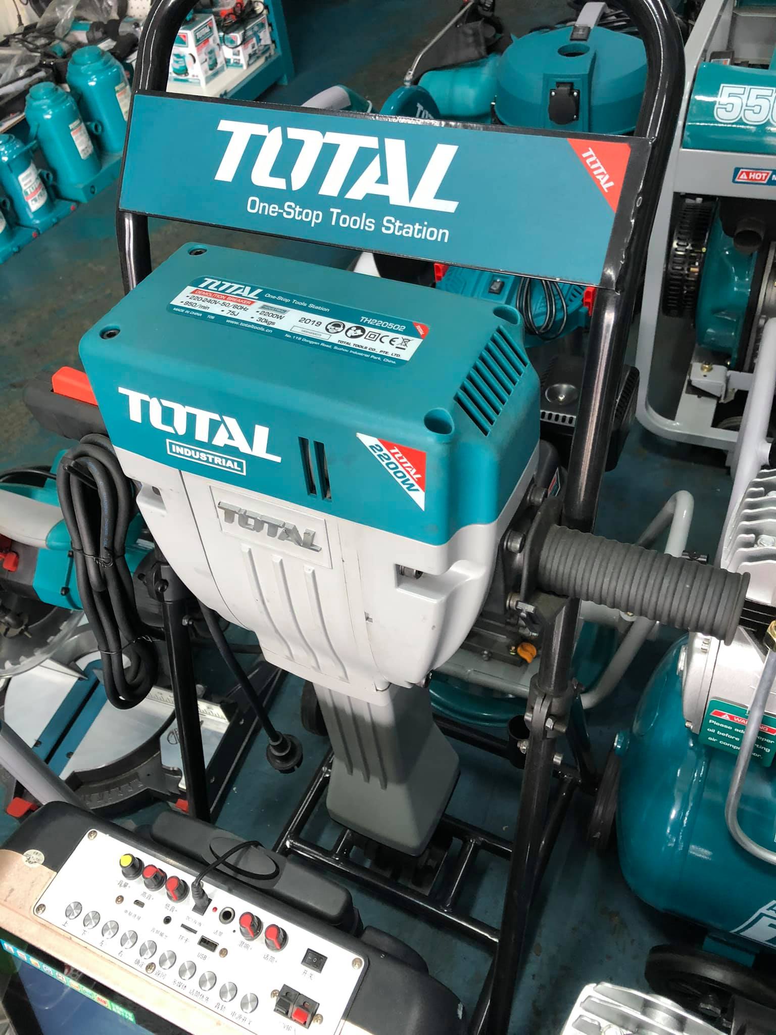 Máy đục bê tông 2200W Total TH220502