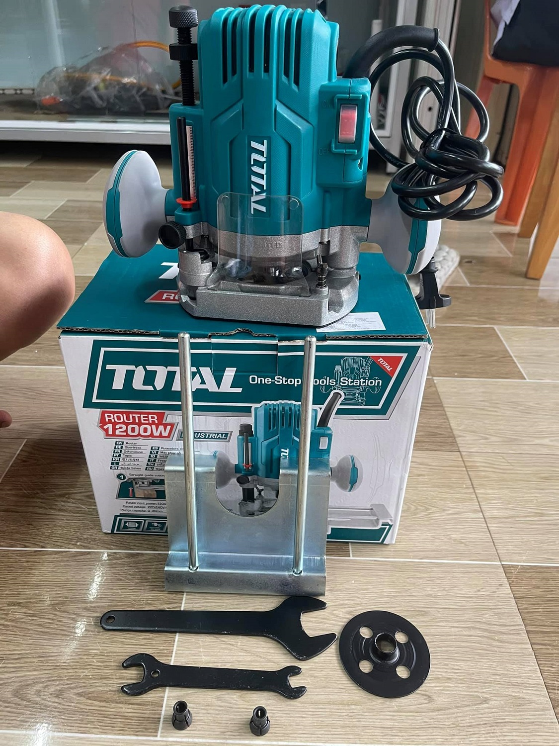 Máy phay gỗ 1200W Total TR110816