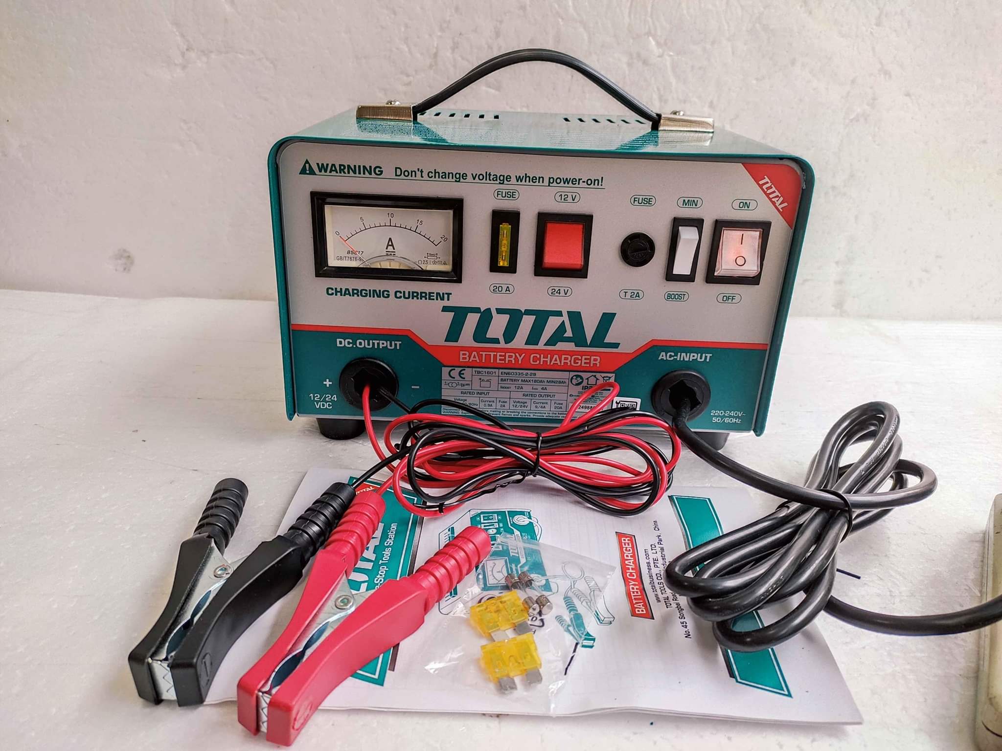 Máy sạc bình điện ắc qui Total TBC1601