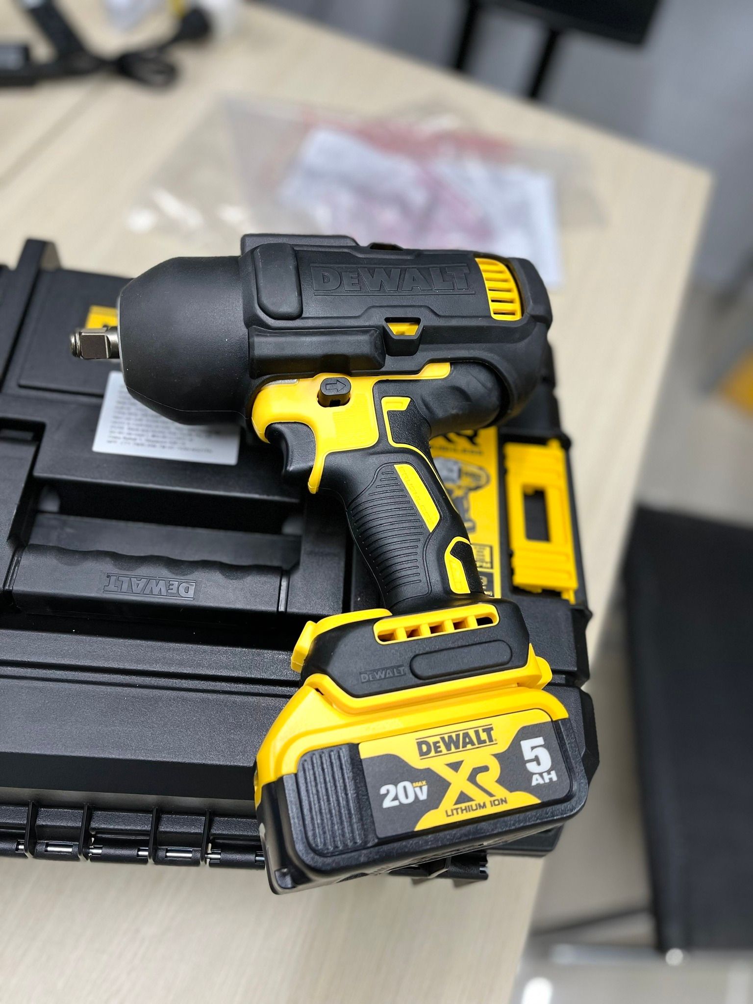 Máy siết bulon dùng pin 18V/20V Max Dewalt DCF900P2T