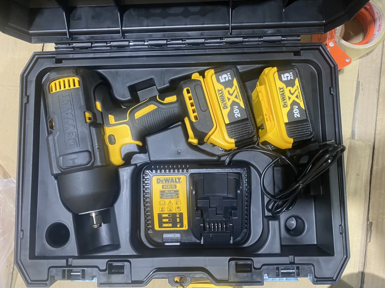 Máy siết bulon dùng pin 18V/20V Max Dewalt DCF900P2T