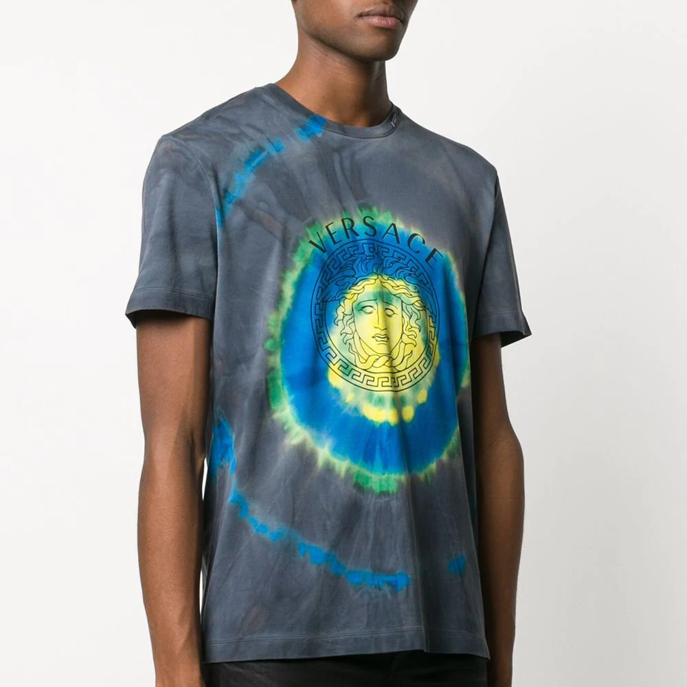 Versace T-Shirt mit Batik-Print 'Blue' | Duyet Fashion