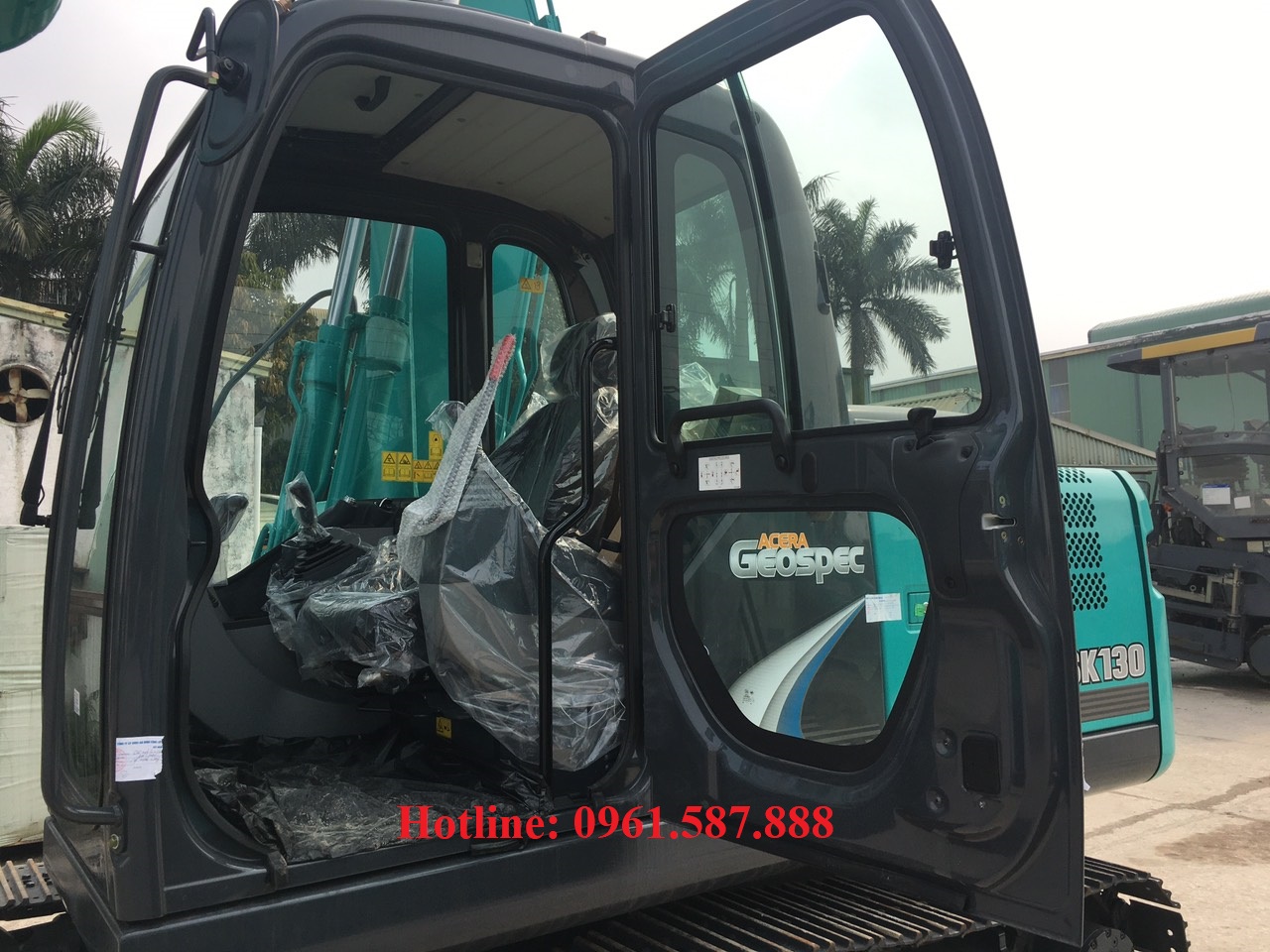 Máy xúc đào bánh xích KOBELCO SK130-8, gầu 0.5m3, máy mới 100%