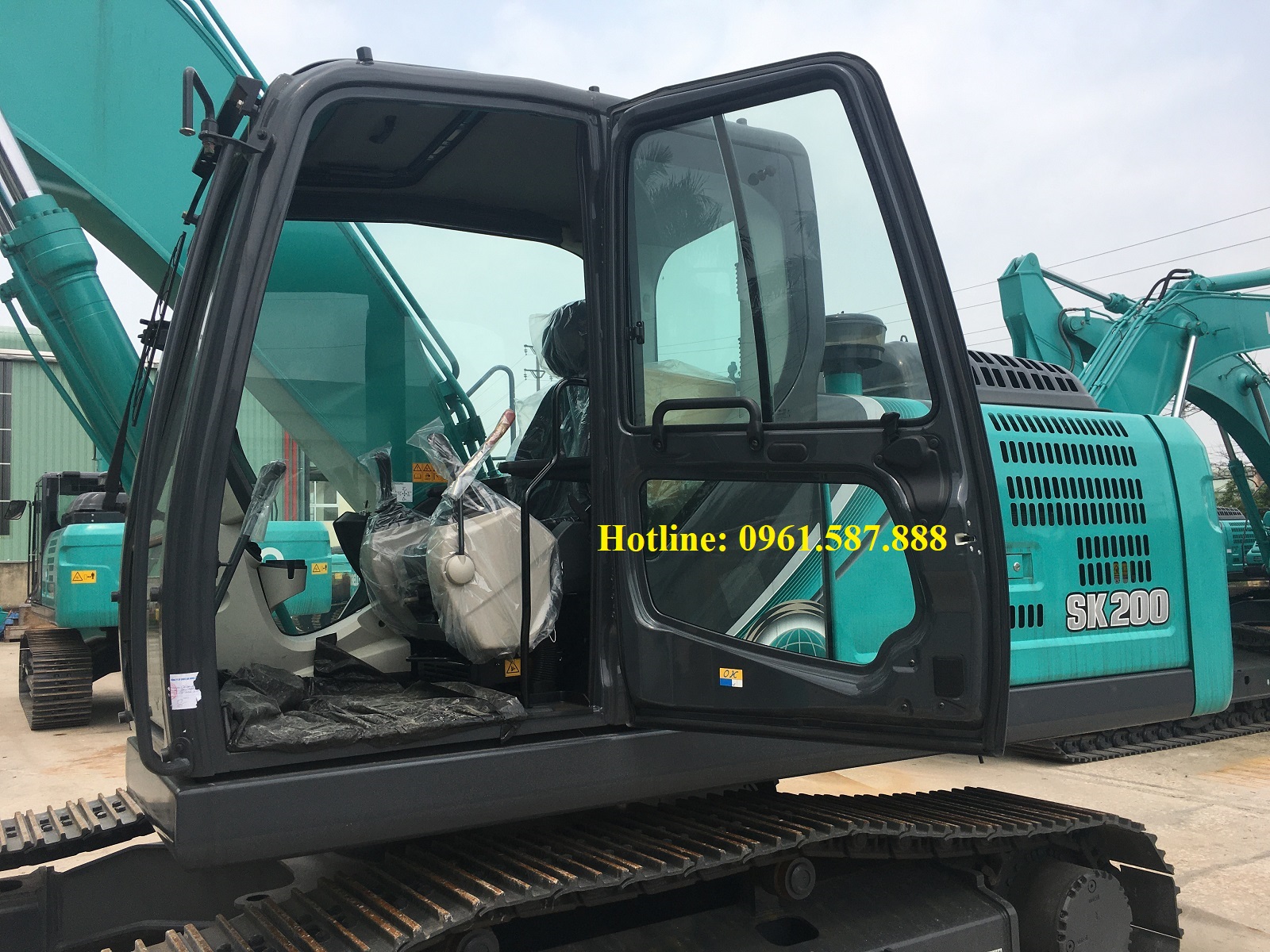 MÁY XÚC ĐÀO KOBELCO SK200-10/SK210-10 Gầu 0.93m3; chính hãng,Mới 100%.