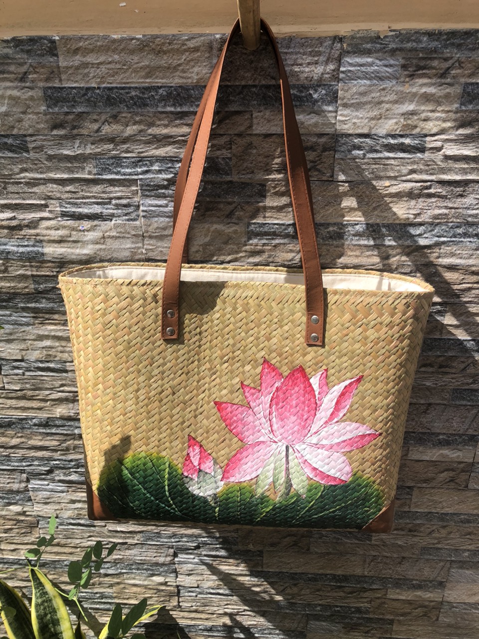 Túi Cỏ Bàng Đeo Vai Viền Da Vẽ Sen