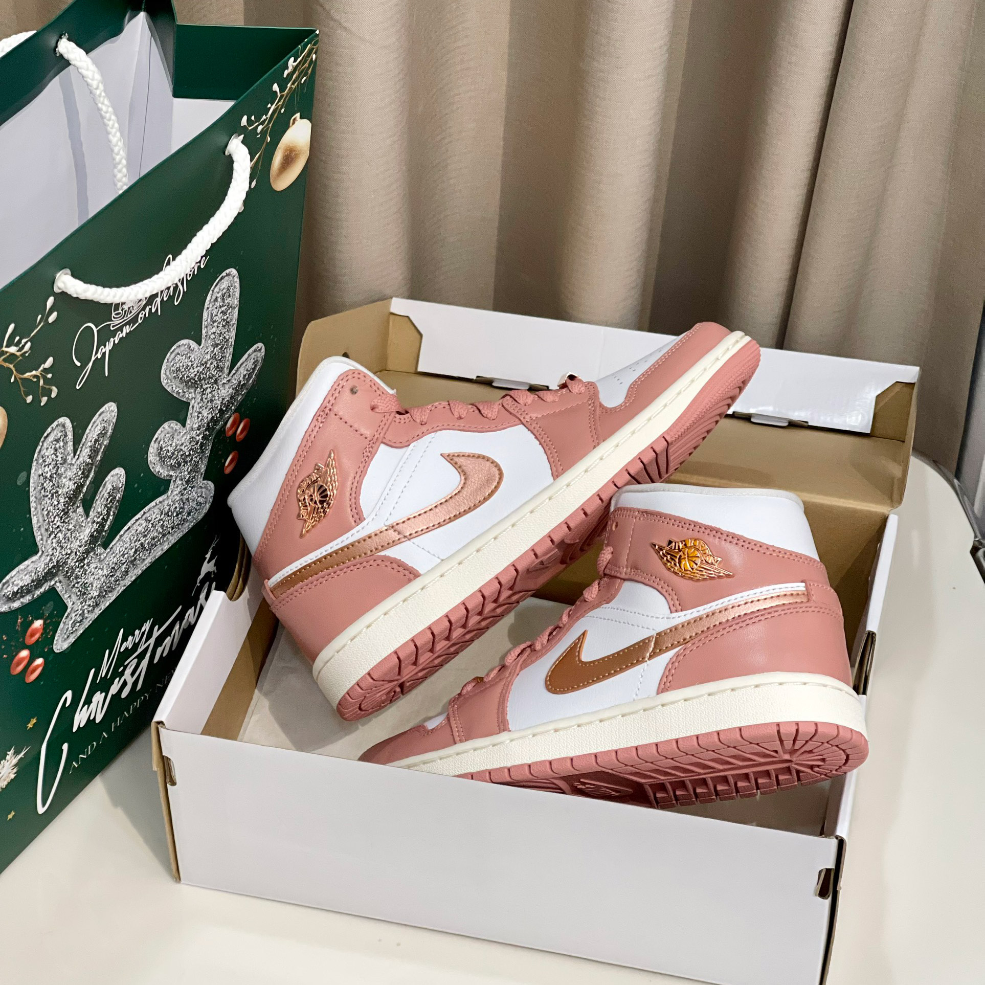 Giày Nike Air Jordan 1 Mid SE Red Stardust FB9892-670