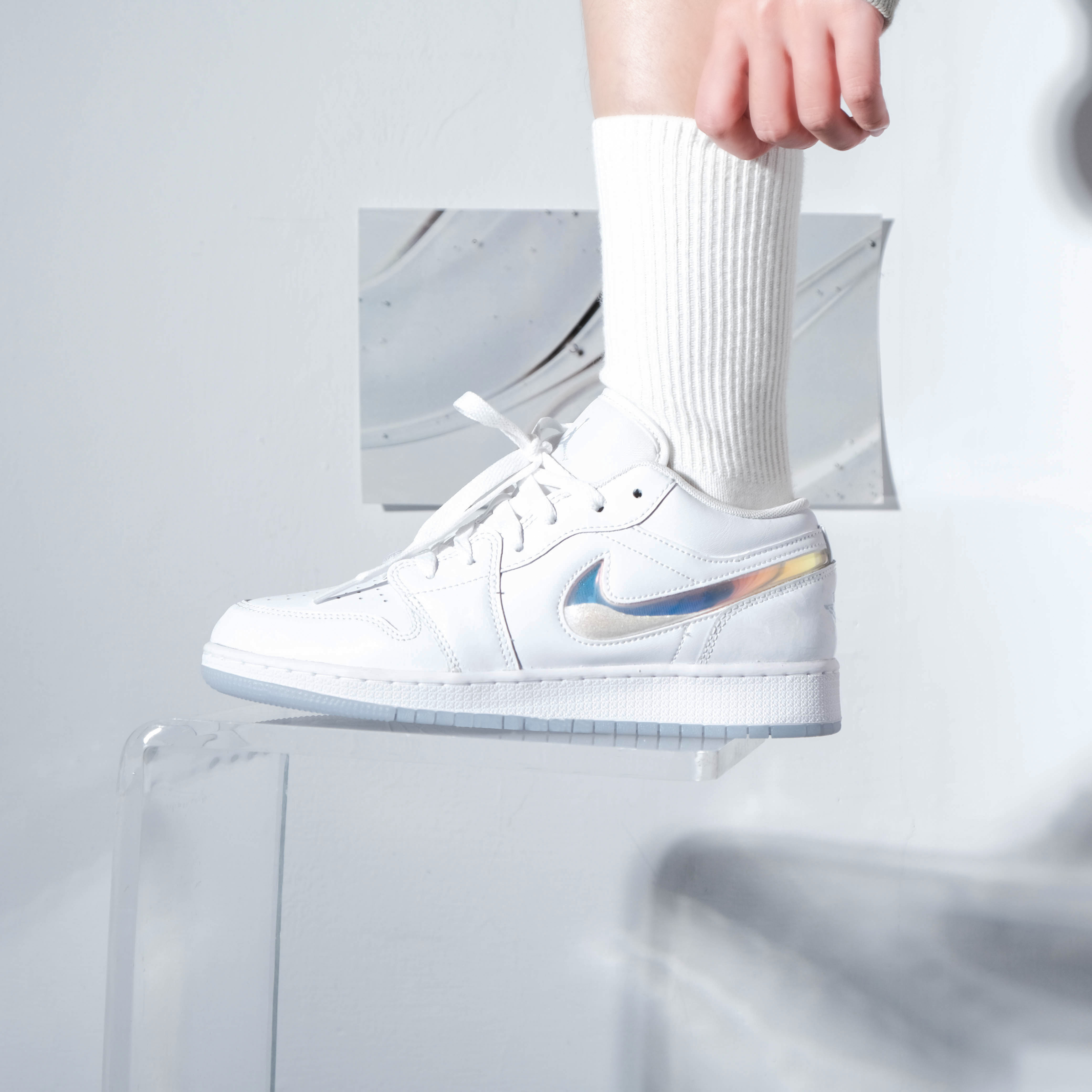 Giày Nike Air Jordan 1 Low Shines Glitter Swoosh FQ9112-100