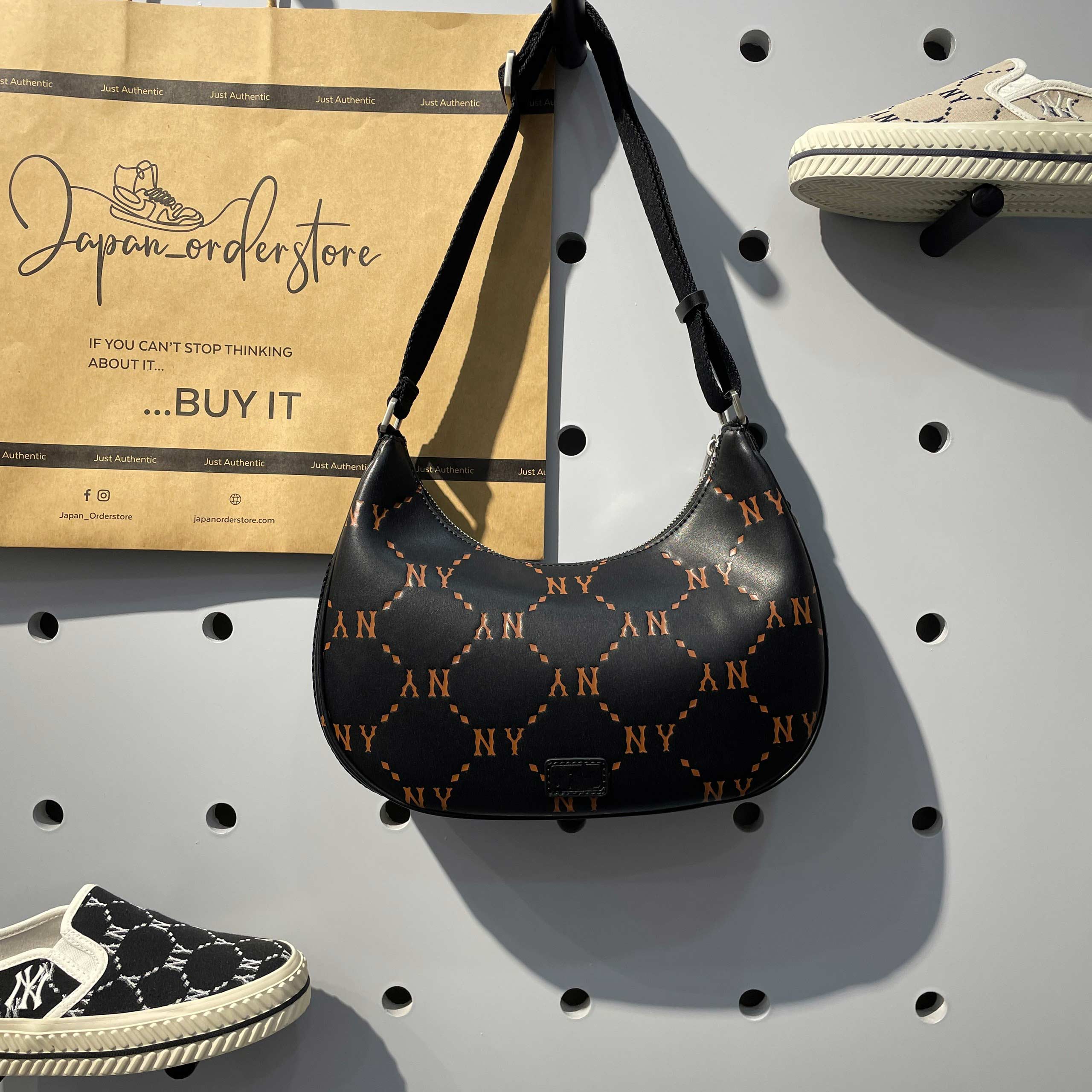 Túi MLB Dia Monogram Embo L-Hobo đen 3ABQL012N-50BKS