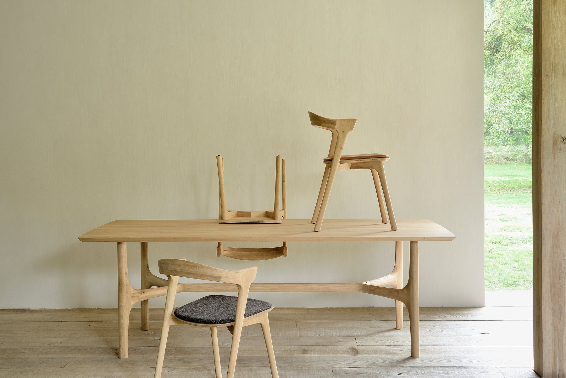 Nexus dining table | Espace Interior