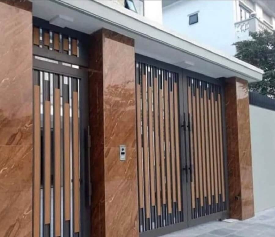 Cửa Cổng Sắt 2 Cánh Lớn 1 Cánh Nhỏ ốp Nhựa Giả Gỗ Song đứng Cl0063