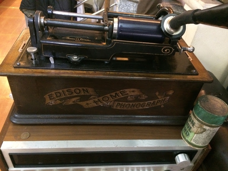 Máy hát quay tay Edison Giang nhạc xưa