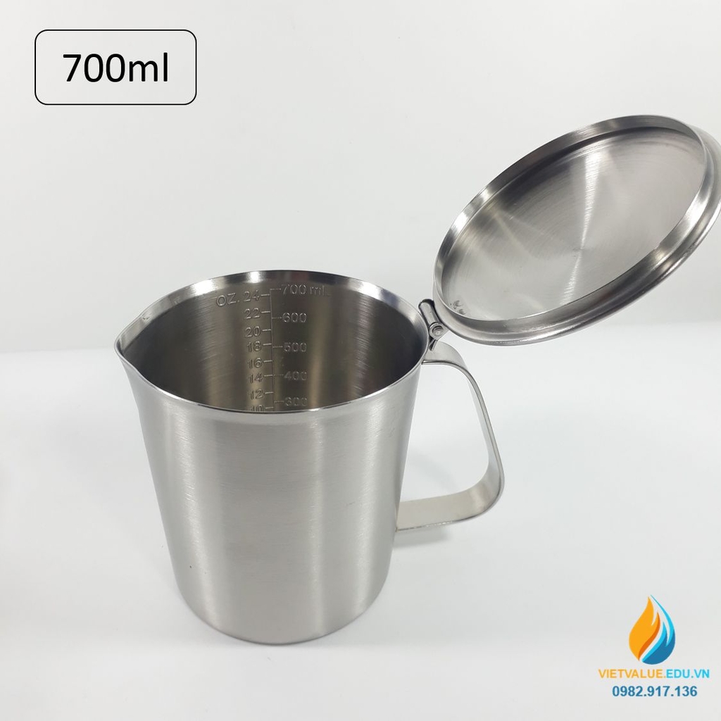 Ca Inox 304 có nắp, dung tích 700ml, vạch chia, có quai, có cỏ rót VIETVALUE