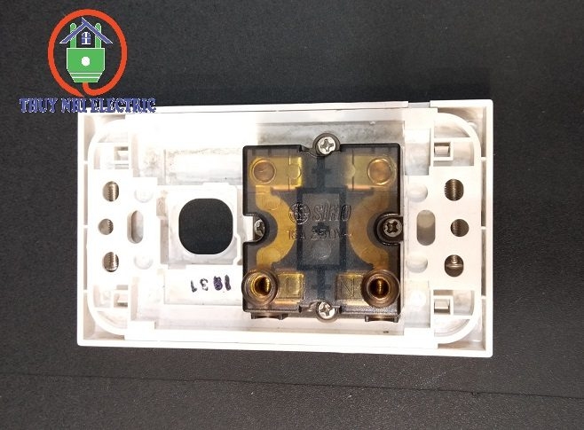 Ổ cắm điện đôi 2 chấu và 1 lỗ Vanlock S18U2X