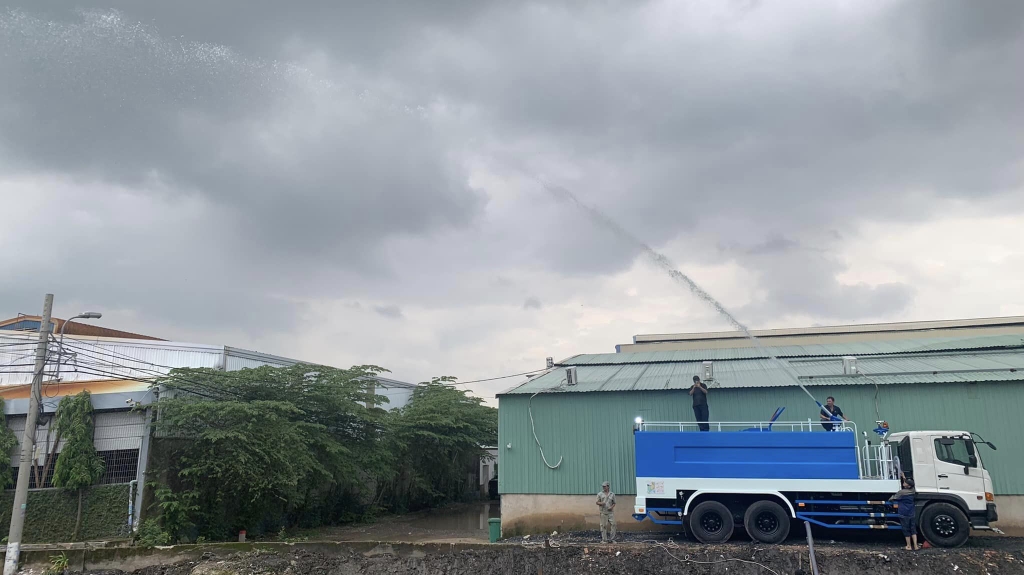 WATER TANK TRUCKS: ROAD WASHING, TREE WATERING