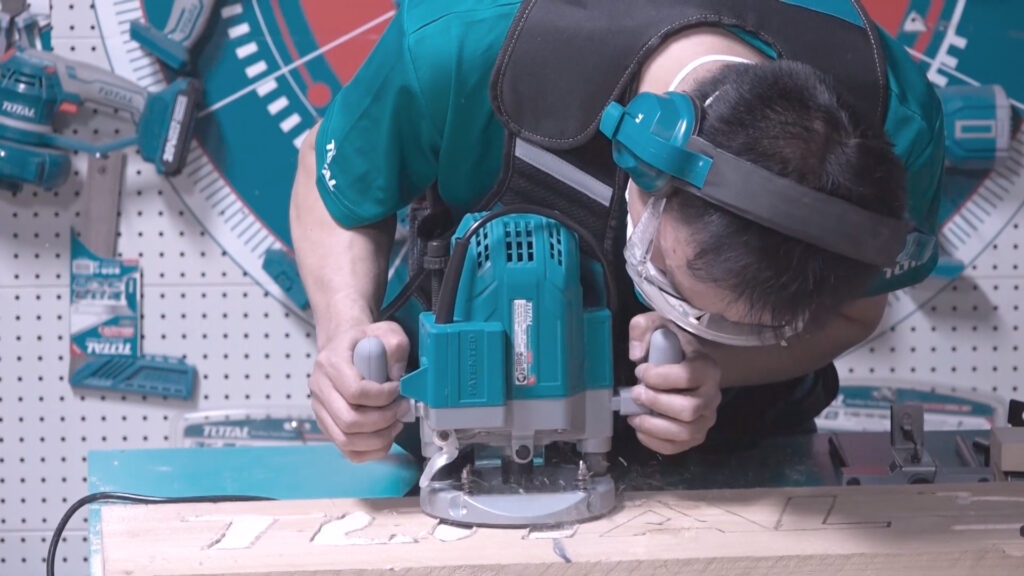 Máy phay gỗ 1200W Total TR110816