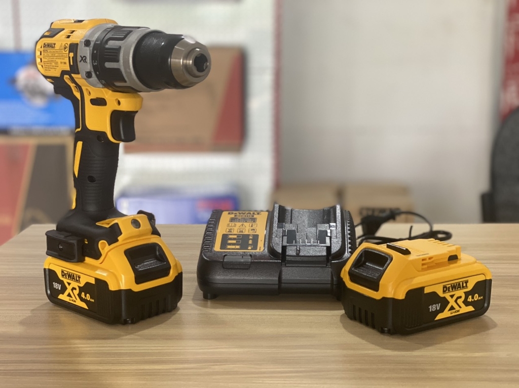 Máy khoan dùng pin 20V Max Dewalt DCD796M2