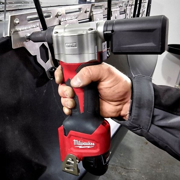 Máy bắn đinh rút Milwaukee M12 BPRT-0C