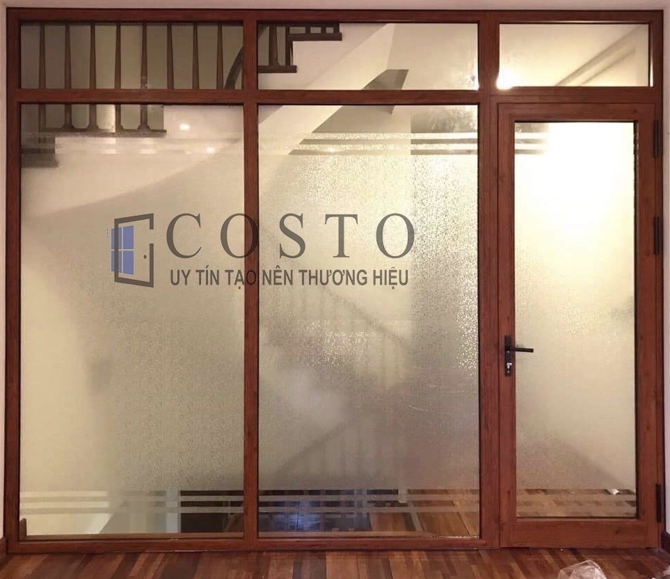 Cửa đi mở quay 1 cánh nhôm Xingfa hệ 55 màu vân gỗ siêu đẹp COSTO JSC