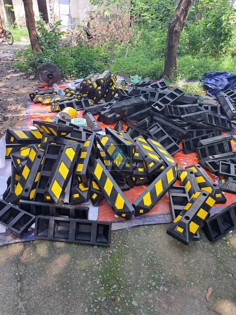 Chặn lùi cao su 550x150x110mm. Kích thước dài 550mm x rộng 150mm x cao ...