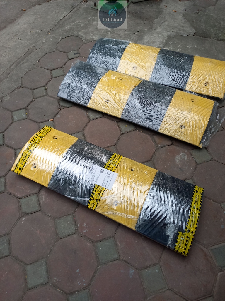 Gờ giảm tốc cao su 1000x350x50mm (DxRxC). Model ADTL | Dtlgroup.vn