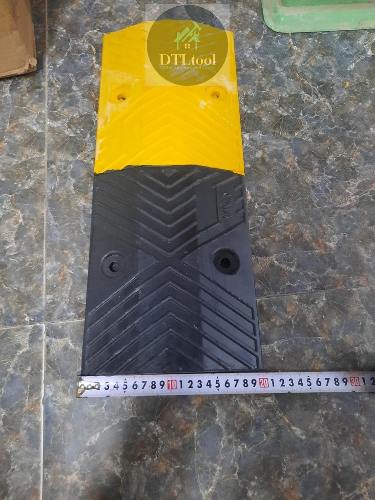 Gờ giảm tốc cao su 500x200x30mm (DxRxC) - Model SDTL | Dtlgroup.vn