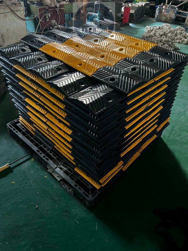 Gờ giảm tốc cao su 500x200x30mm (DxRxC) - Model SDTL | Dtlgroup.vn