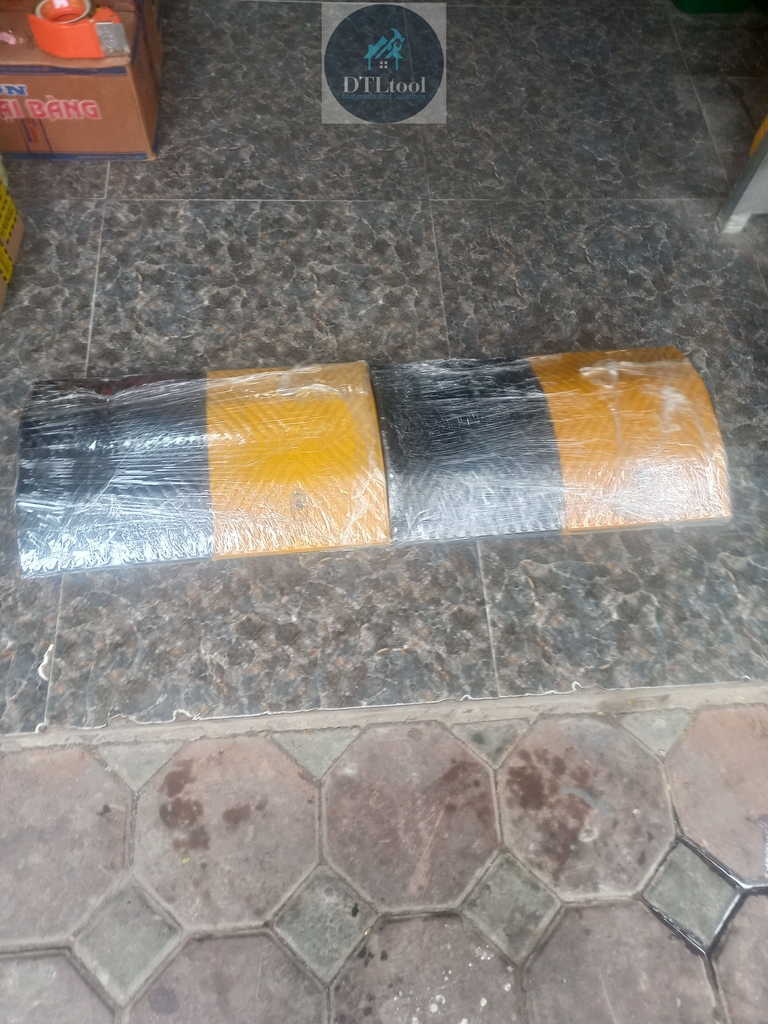 Gờ giảm tốc cao su 500x320x50mm (DxRxC). Model SDTL | Dtlgroup.vn