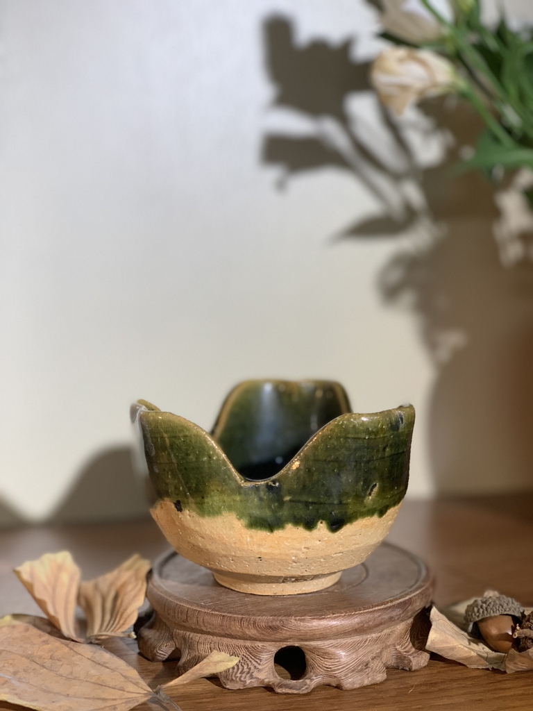 Bát mộc hình hoa Oribe triện khắc chìm