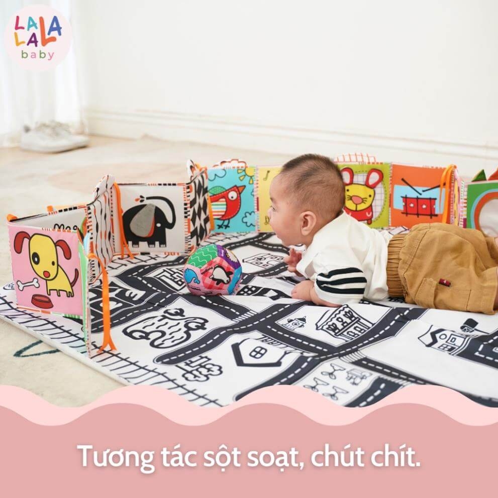 Sách vải kiêm quây cũi Lalala Baby kích thích thị giác.