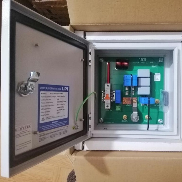 Tủ cắt lọc sét 1 pha SF132A-NE