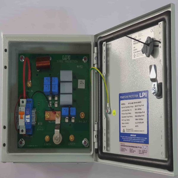 Tủ cắt lọc sét 1 pha SF132A-NE