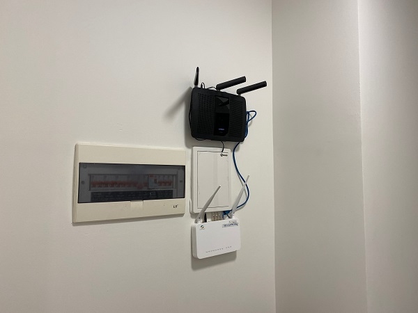 Cách treo modem wifi lên tường dễ dàng đảm bảo độ phủ sóng tốt vohoang.vn