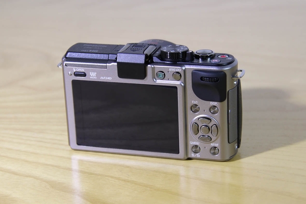 Panasonic Lumix GX,1 len 14-42 mm Thế giới máy ảnh số