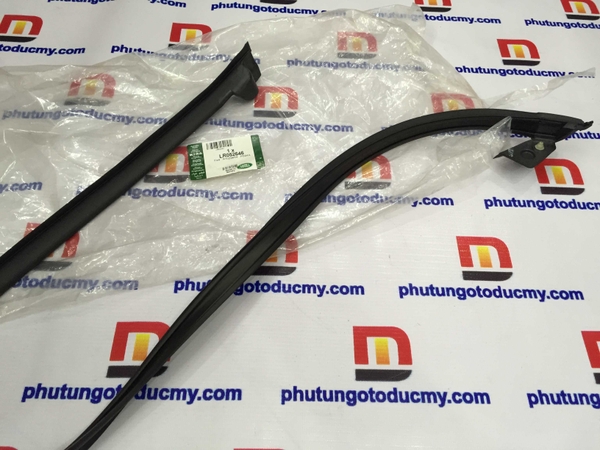 Gioăng cánh cửa trước bên RH Range Rover -LR052646