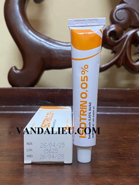 ISOTRIN 0,05% TUÝP 15G. ISOTRETINOIN 0,05%. KEM BÔI TRỊ MỤN TRỨNG CÁ ...