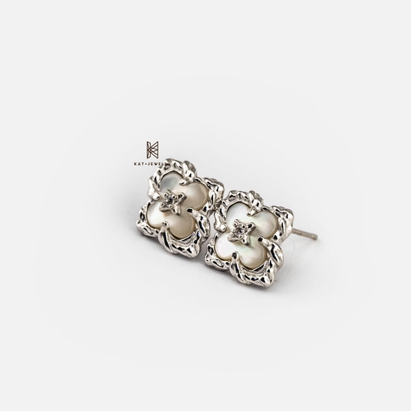 E STUD BIG SQUARE CLOVER FLOWER MOTHER OF PEARL