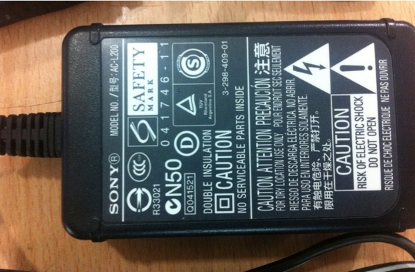 Adapter Original Sony AC-L200