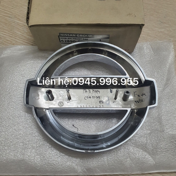 Logo biểu tượng mặt ca lăng Nissan Navara 62890-EB710